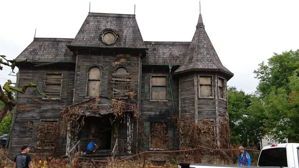 We've Got Your First Look at 29 Neibolt Street in Stephen King's IT!